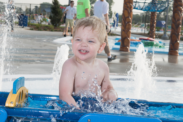 Learning through sand and water play : Twinsclub